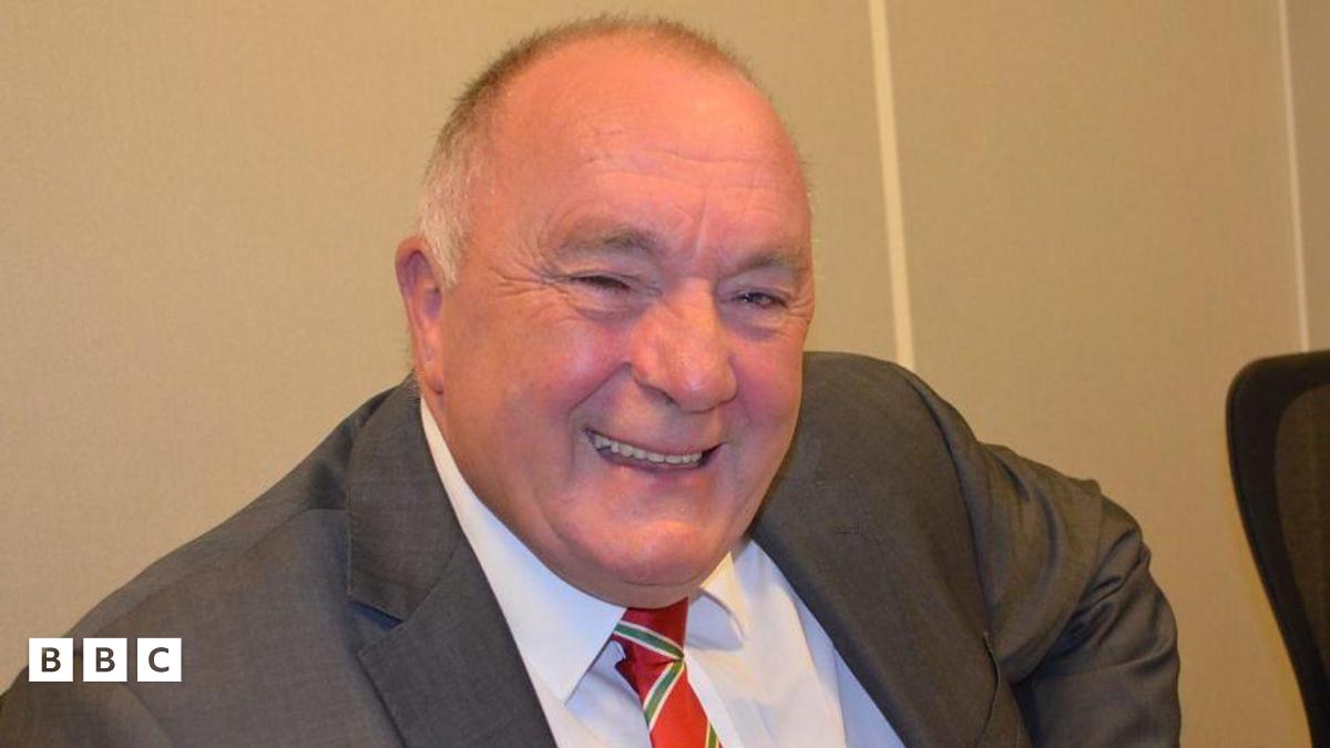 Teyrngedau i 'gawr o ddyn', Trefor Lloyd Hughes, cyn-lywydd CBDC - BBC ...