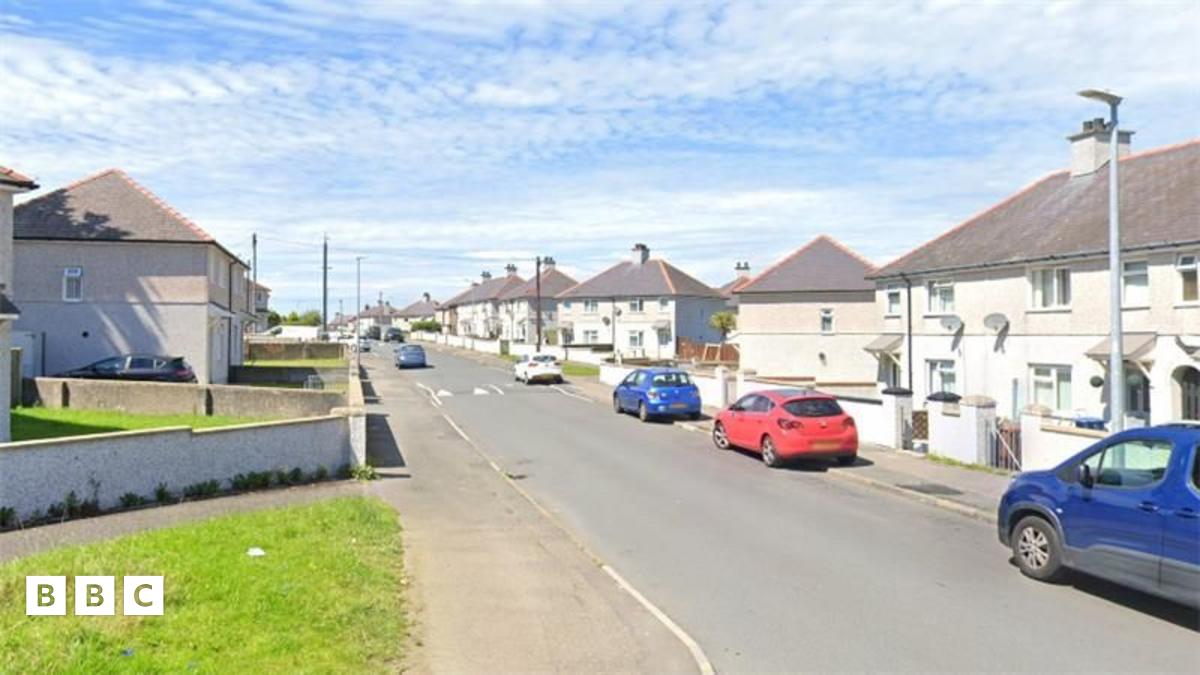 Heddlu'n defnyddio Taser wrth arestio dau ddyn yng Nghaernarfon - BBC ...