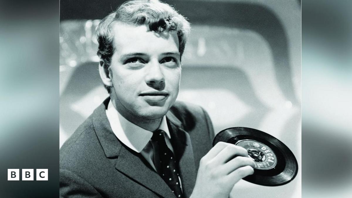 Endaf Emlyn: 'Anodd ymweld â chyfnodau tywyll' ond pwysig - BBC Cymru Fyw