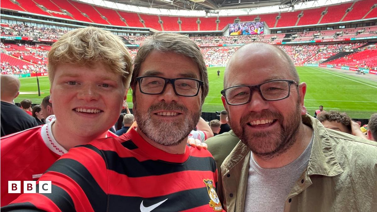 Y byd yn gwylio Wrecsam... yn Gymraeg! - BBC Cymru Fyw