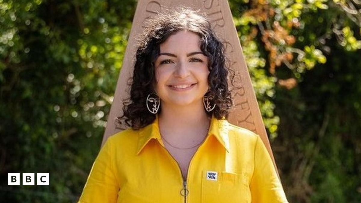 Tegwen Bruce-Deans yn ennill Cadair Eisteddfod yr Urdd 2023 - BBC Cymru Fyw