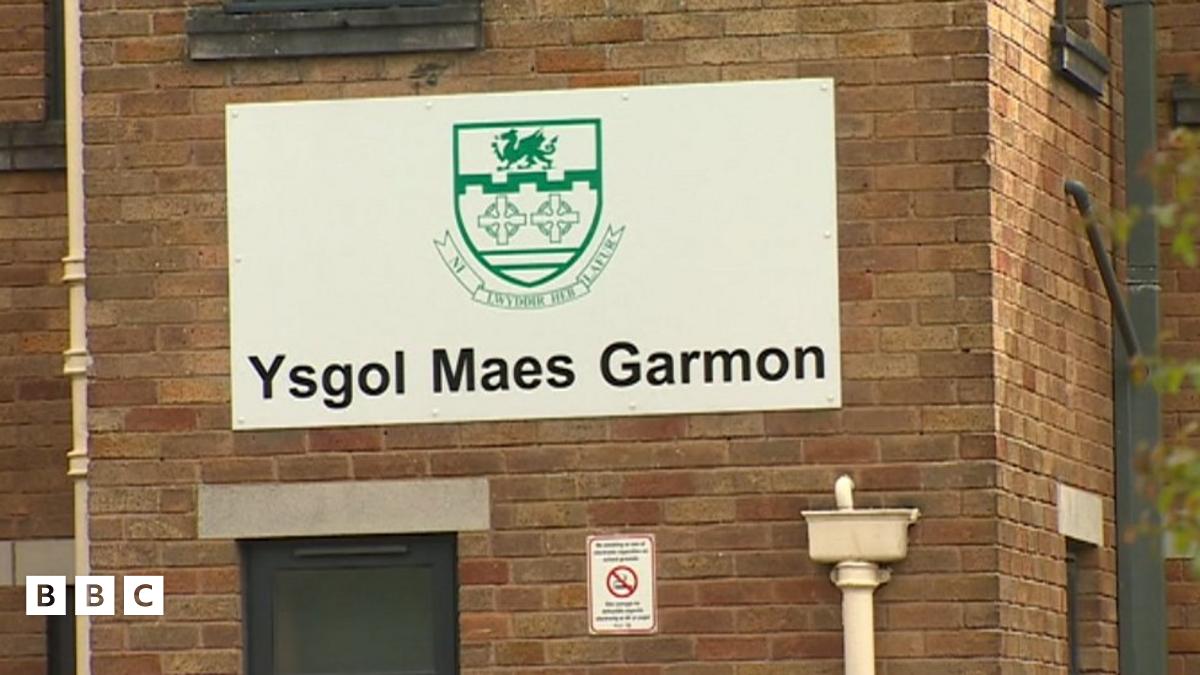 Cwyn am ysgol yn Sir y Fflint yn 'tanseilio'r iaith Gymraeg' - BBC Cymru Fyw