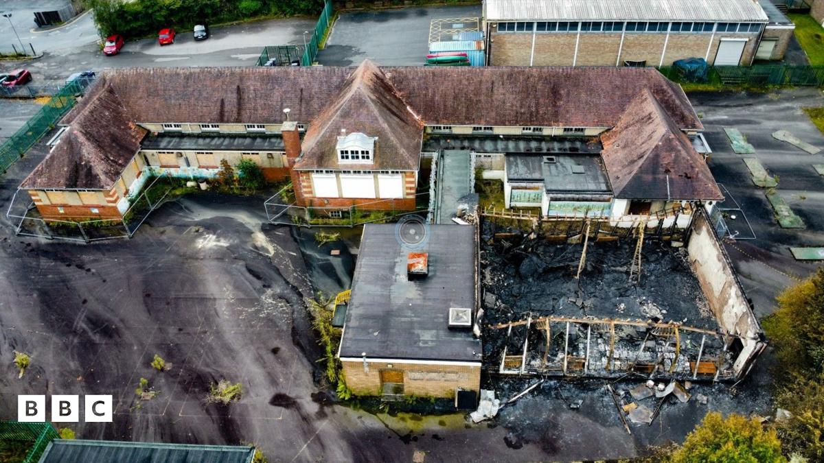 Tân mawr mewn ysgol wedi ei gynnau'n fwriadol - BBC Cymru Fyw