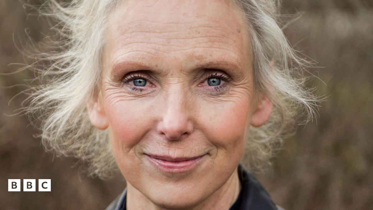 Balchder Betsan Llwyd wrth adael ei rôl gyda Theatr Bara Caws - BBC ...