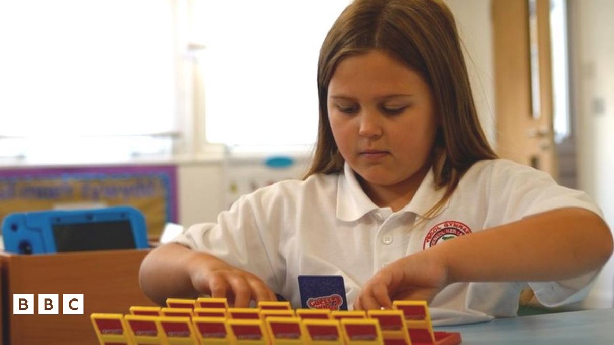 Balchder wrth agor canolfan drochi ddiweddaraf Cymru - BBC Cymru Fyw