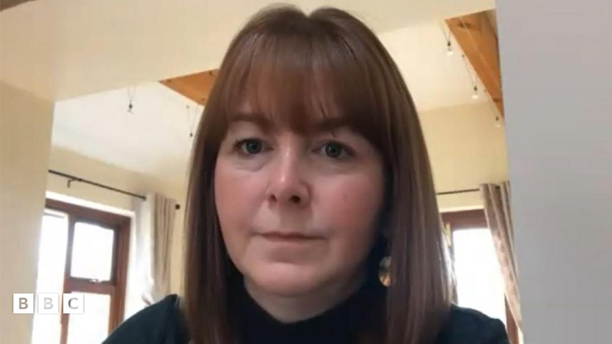 'Rhaid gwella' toiledau cyhoeddus i ddioddefwyr Crohn's - BBC Cymru Fyw