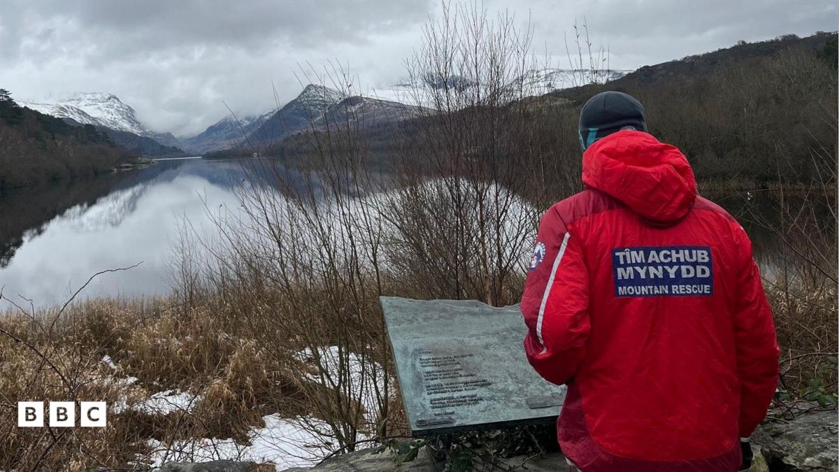 Poeni am ddyfodol timau achub mynydd - BBC Cymru Fyw