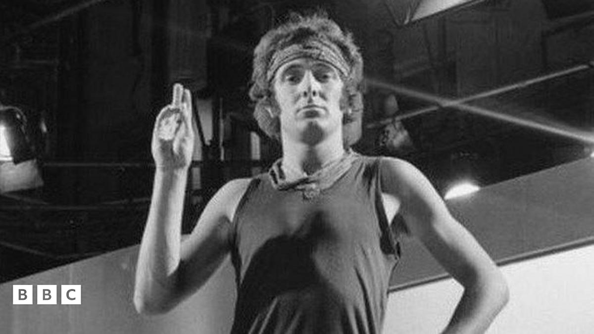 Teyrngedau lu i'r 'dihafal' ac 'arbennig' Dewi Pws Morris - BBC Cymru Fyw