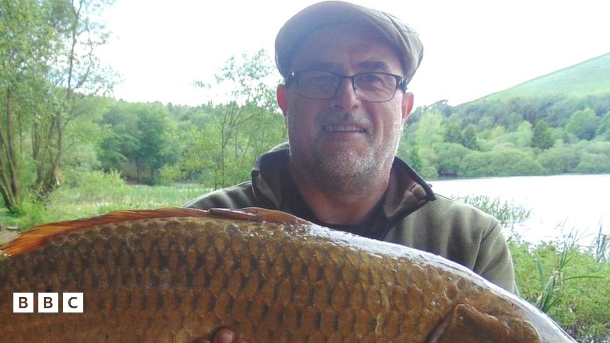 Robin Parry Jones: Parafeddyg wedi marw ar ôl i goeden ddisgyn arno ...