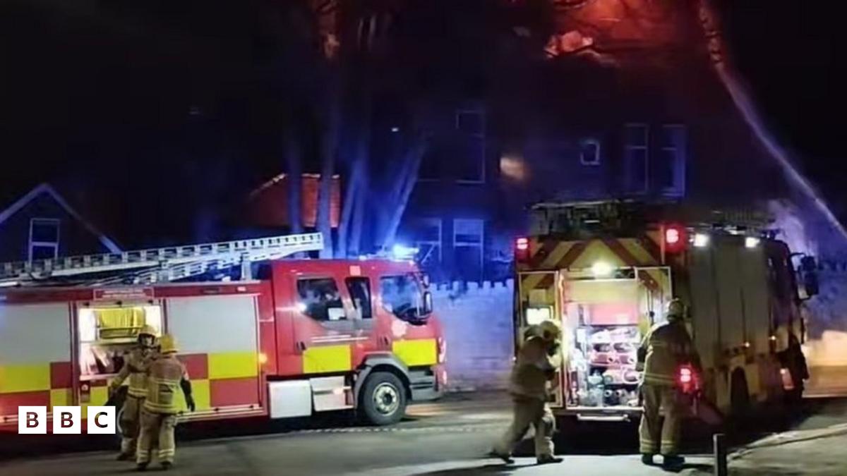 Bae Colwyn: Criwiau'n taclo tân mawr mewn tŷ dros nos - BBC Cymru Fyw