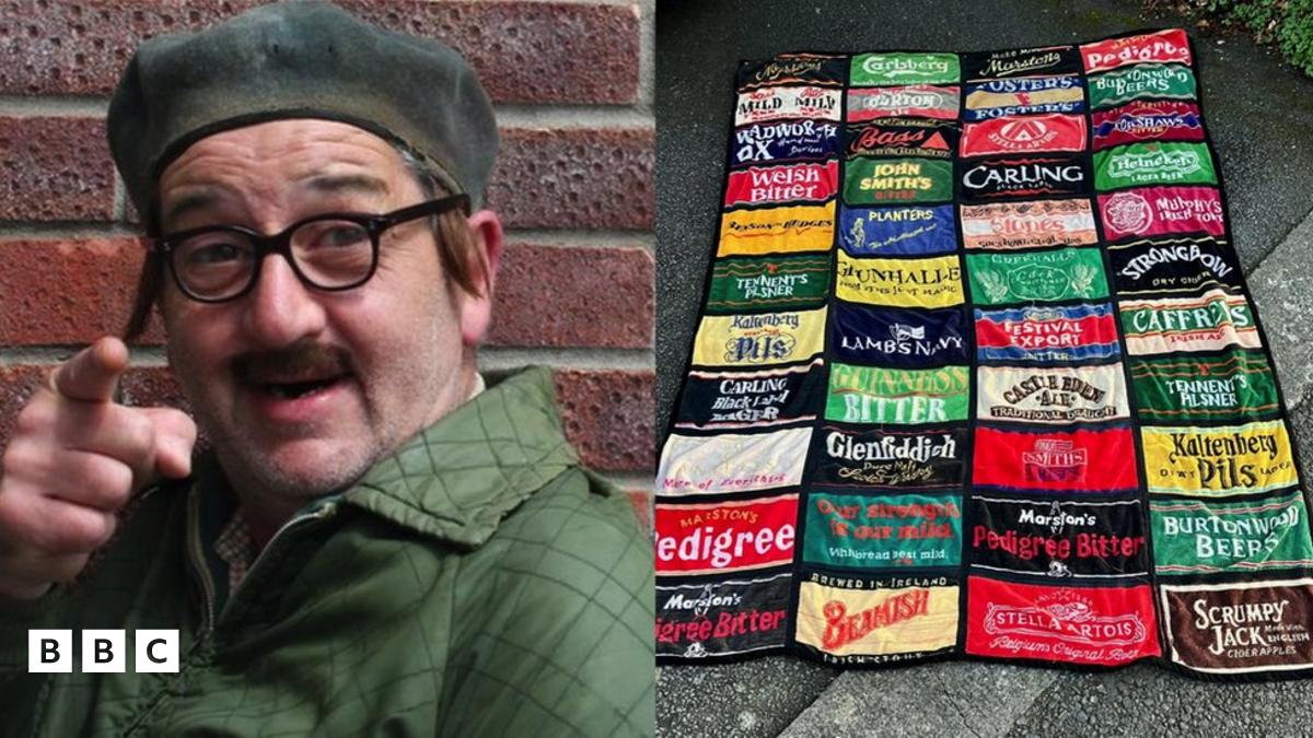 Cyfle i brynu darn o hanes rhaglen eiconig C'mon Midffîld - BBC Cymru Fyw