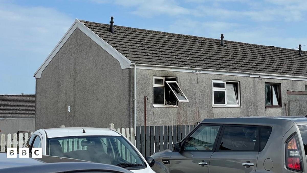 Tri o bobl yn yr ysbyty ar ôl tân mewn tŷ yn Abertawe - BBC Cymru Fyw