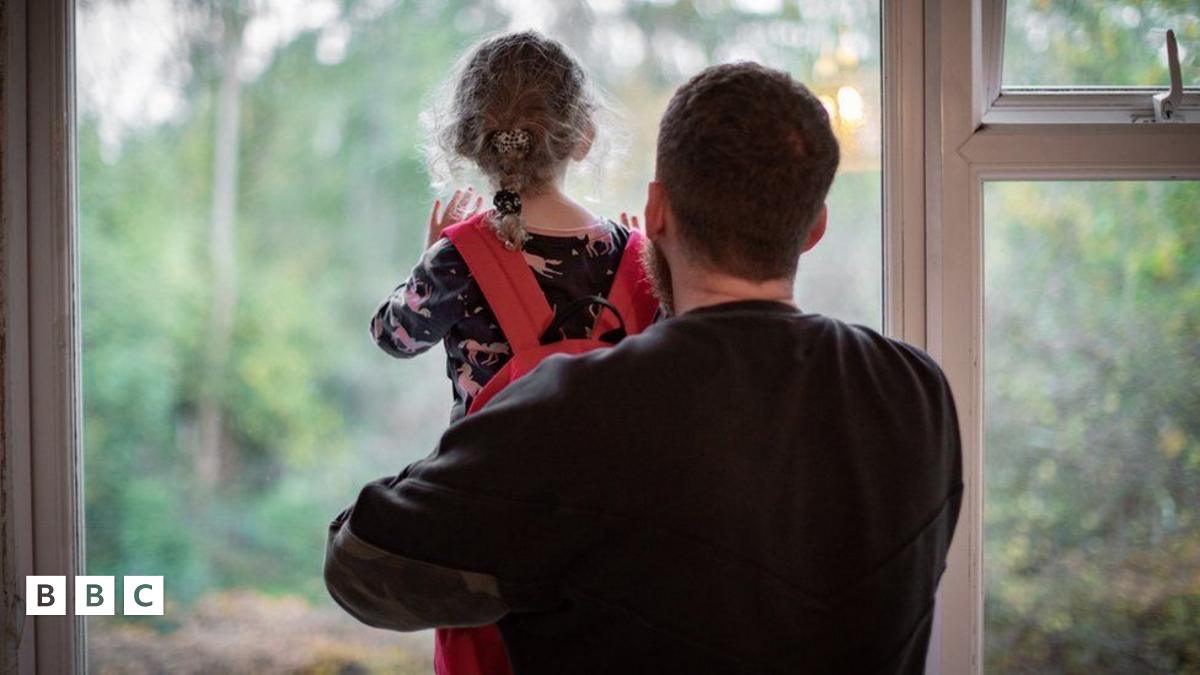 Llywodraeth Cymru â 'diffyg uchelgais' i daclo tlodi plant - BBC Cymru Fyw