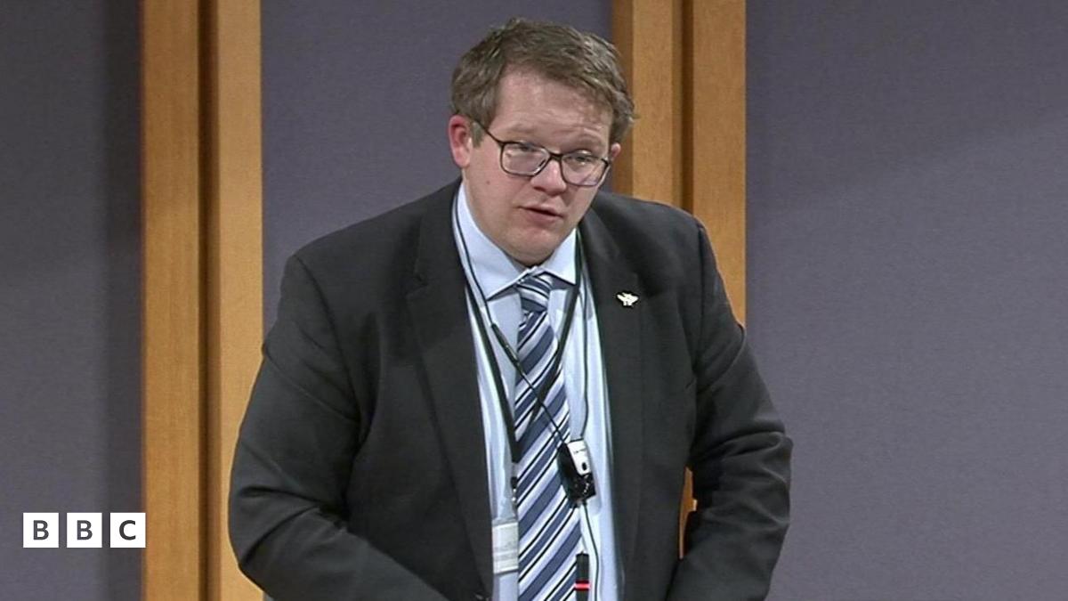 Aelod Ceidwadol yn dileu neges am 'gael gwared ar y Senedd' - BBC Cymru Fyw