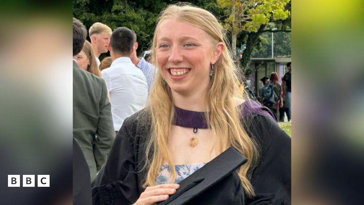 Rhannu 'obsesiwn' â bod yn denau i 'chwalu tabŵ' athletwyr - BBC Cymru Fyw