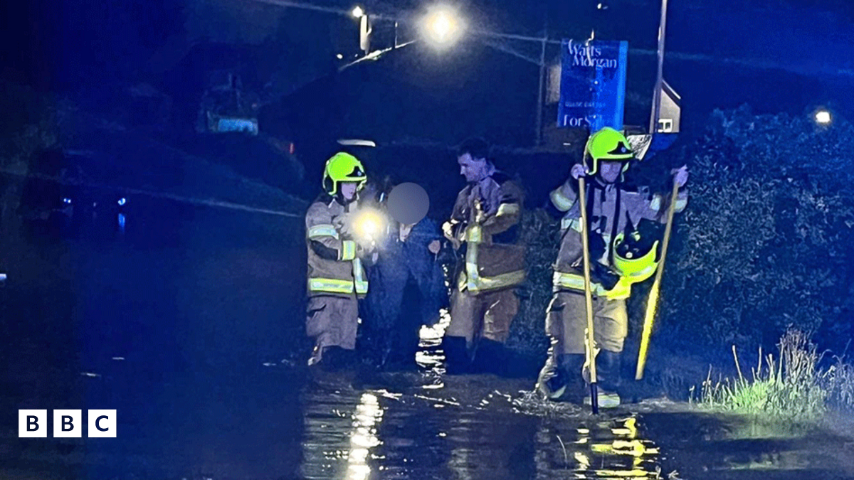 Llifogydd yn difrodi eiddo am yr eildro yn ne Cymru - BBC Cymru Fyw