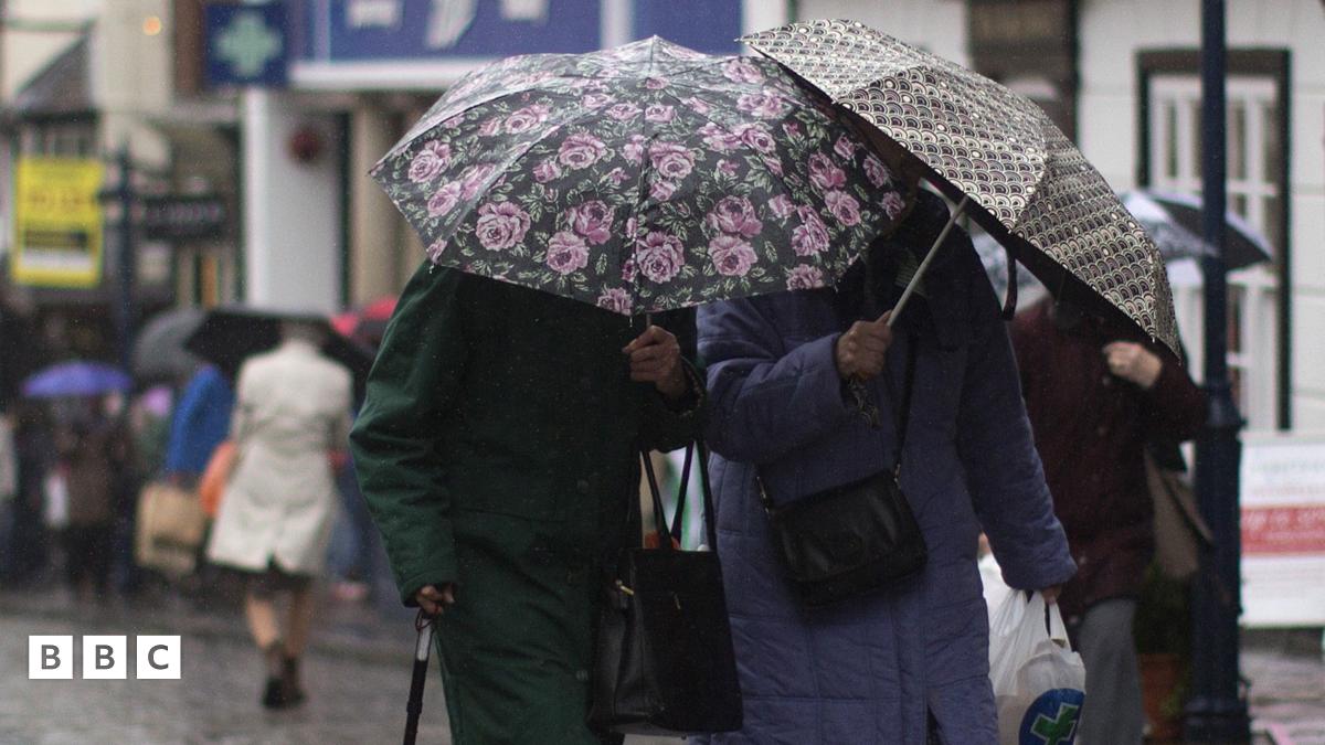 Rhybudd melyn am ragor o law trwm yn y de ddydd Sul - BBC Cymru Fyw