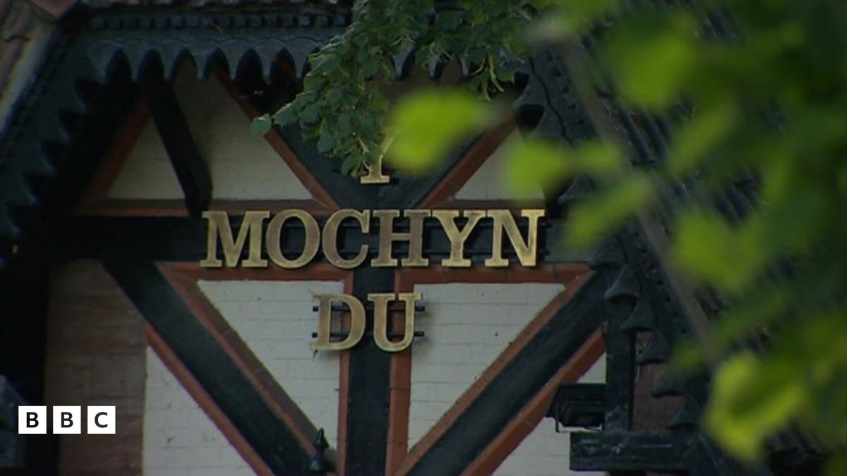 Tafarn y Mochyn Du yng Nghaerdydd yn cael ei werthu - BBC Cymru Fyw