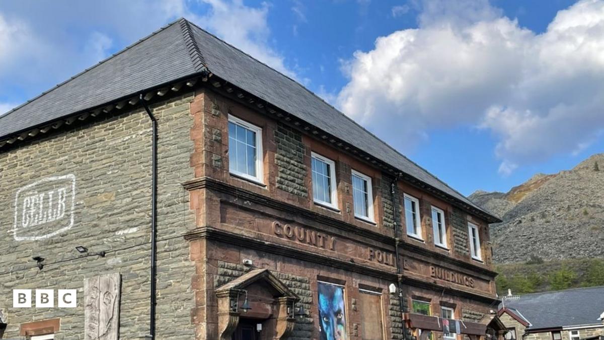 Canolfan gelfyddydol CellB Blaenau yn dathlu 20 mlynedd - BBC Cymru Fyw