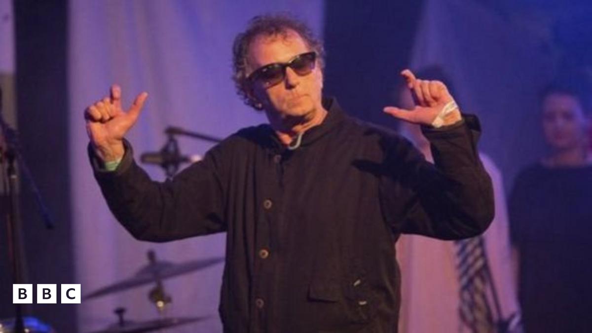 Geraint Jarman yn derbyn gwobr Cyfraniad Arbennig y Selar - BBC Cymru Fyw