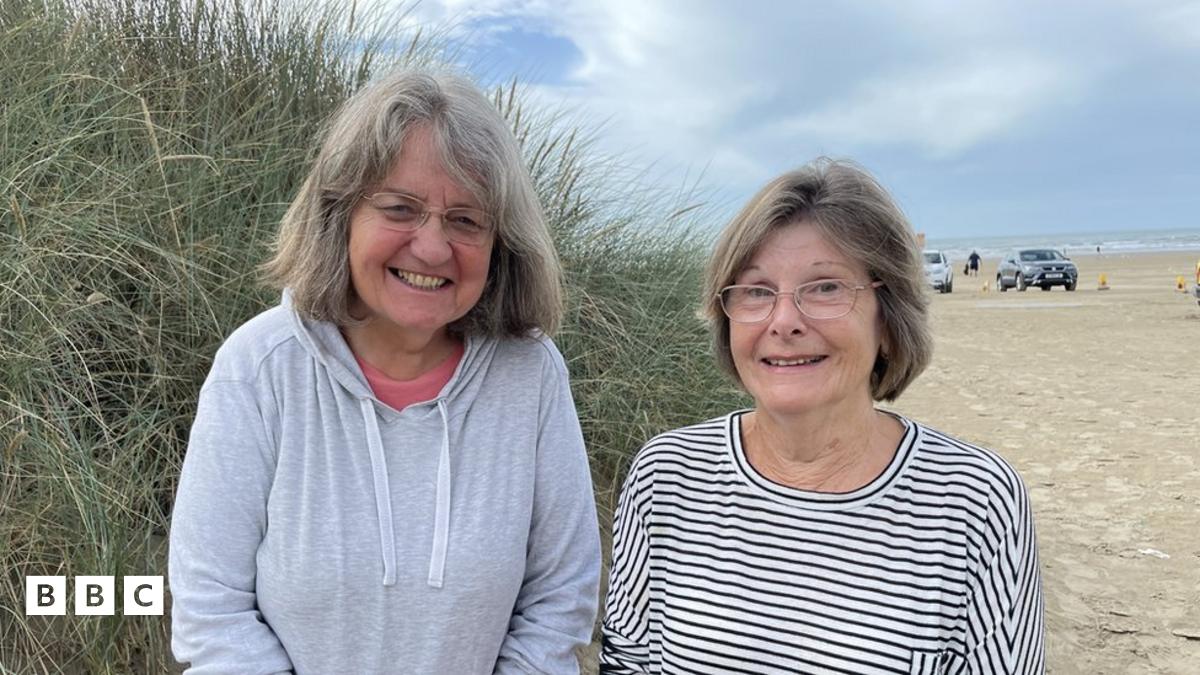 Morfa Bychan: Gwersyllwyr 'yn gwagio'u toiledau' ar dwyni tywod - BBC ...