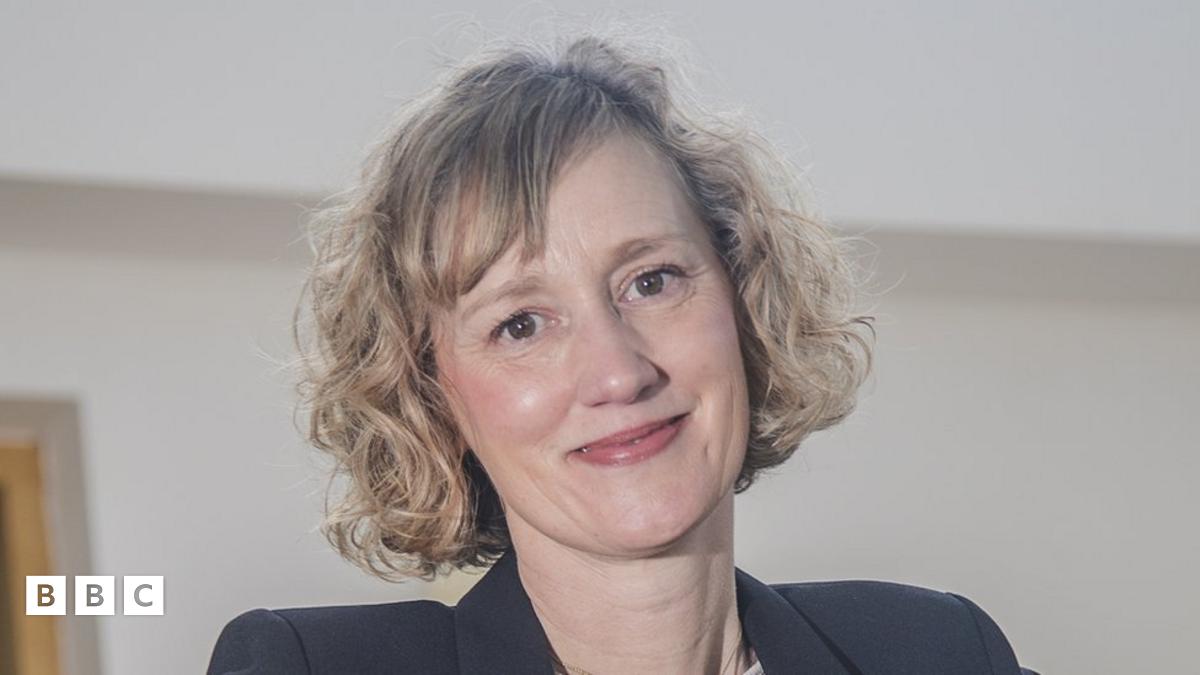 Pobl yn cael eu hatal rhag siarad Cymraeg - comisiynydd - BBC Cymru Fyw