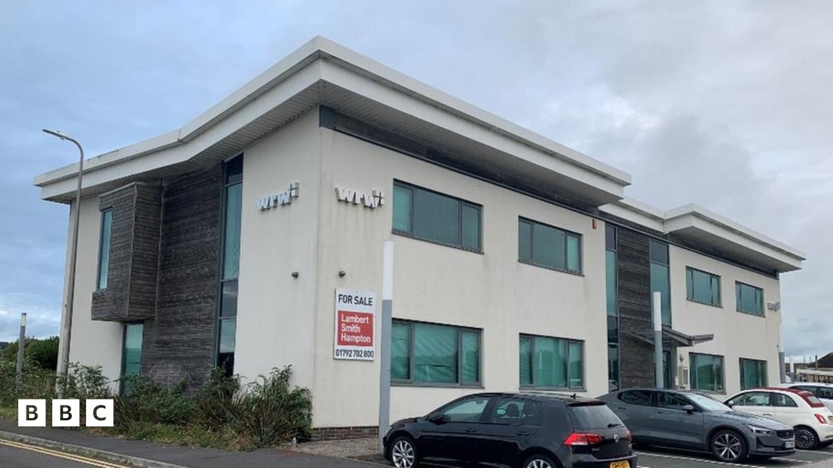 Llanelli: Gwrthod cais i adleoli canolfan ddibyniaeth - BBC Cymru Fyw