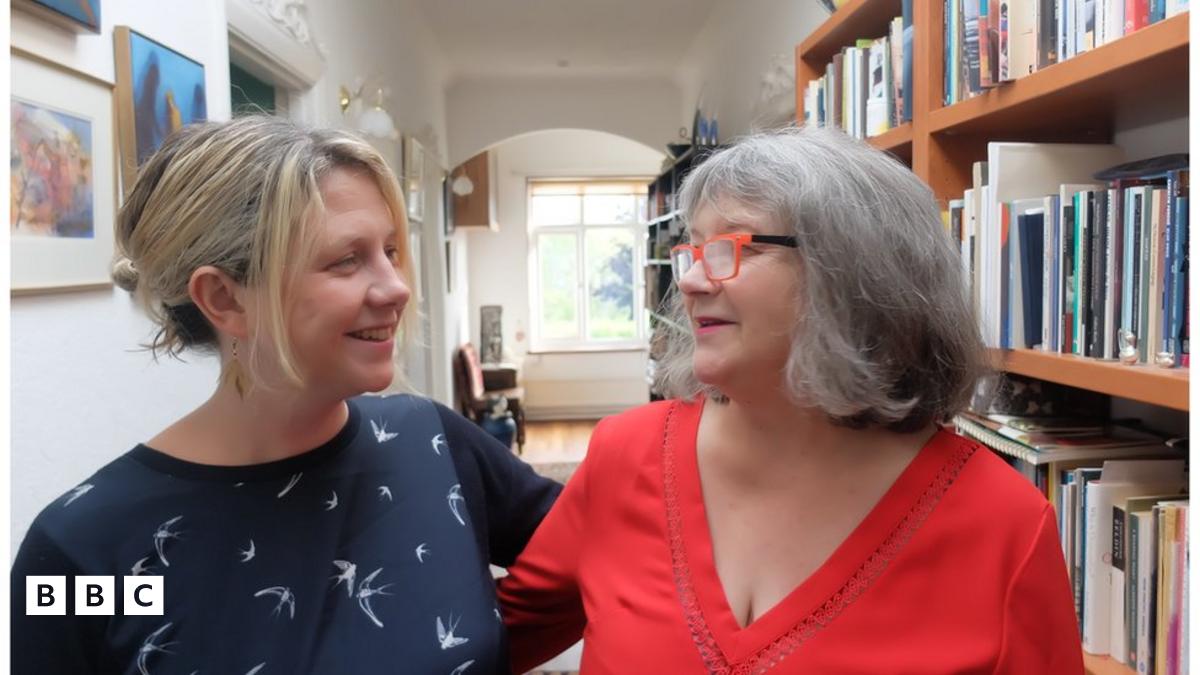 Yr ifanc a ŵyr: Fflur Dafydd a Menna Elfyn - BBC Cymru Fyw