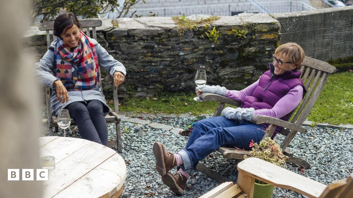 Rheolau coronafeirws newydd mewn grym yng Nghymru - BBC Cymru Fyw