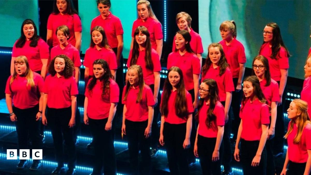 Côr Merched Sir Gâr yn ennill cystadleuaeth Côr Cymru - BBC Cymru Fyw