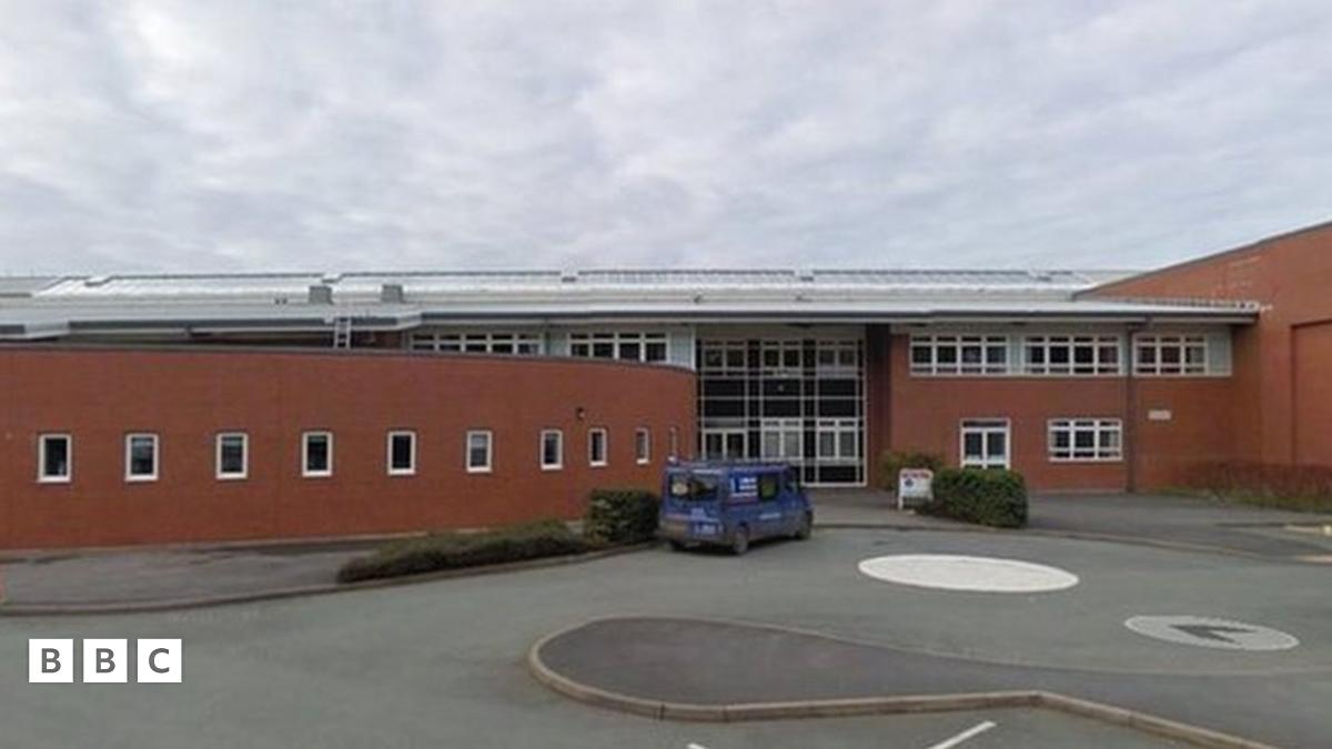 Methu â phenodi pennaeth i Ysgol Penweddig - BBC Cymru Fyw