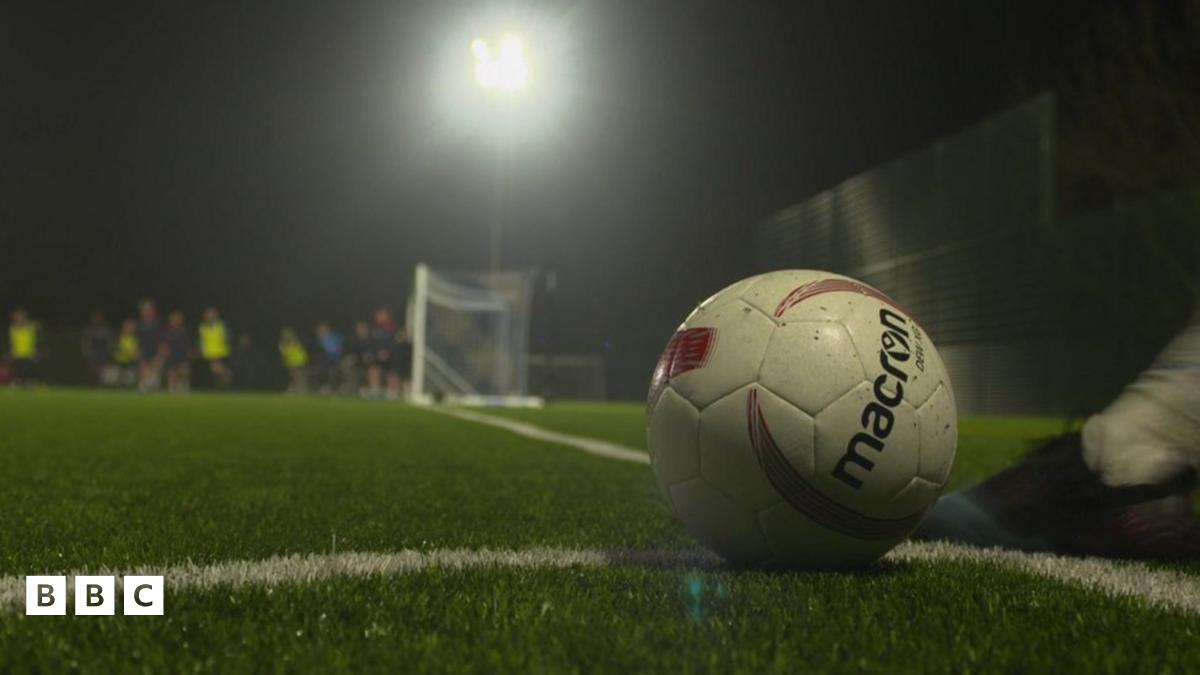 Strategaeth CBDC i 'drawsnewid' pêl-droed llawr gwlad - BBC Cymru Fyw