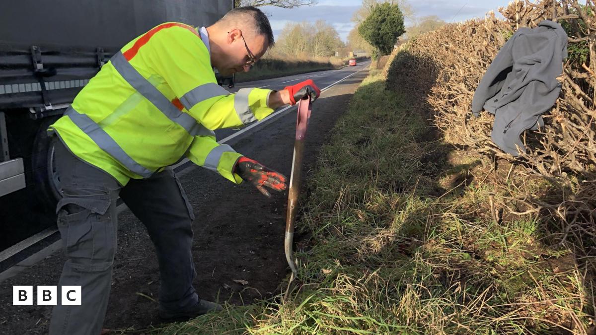 Rhaid gwella llwybr Llanfair DC 'cyn i rywun gael ei ladd' - BBC Cymru Fyw