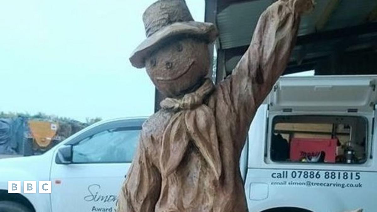 Dwyn bwgan brain plant Wrecsam cyn ei ddadorchuddio - BBC Cymru Fyw