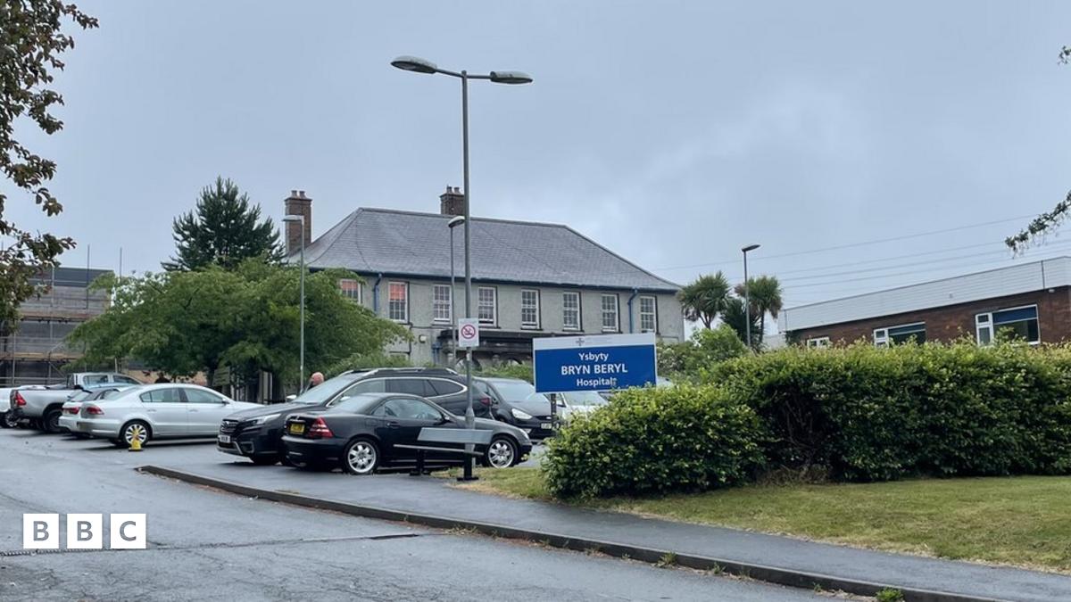 Poeni am ddiffyg lle parcio mewn ysbyty ger Pwllheli - BBC Cymru Fyw