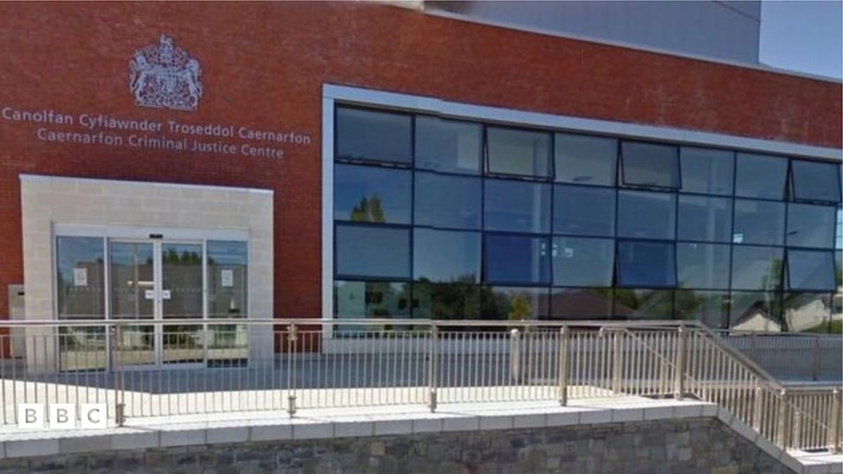 Dyn o Fôn yn cyfaddef cymryd dillad isaf tenant ei dad - BBC Cymru Fyw