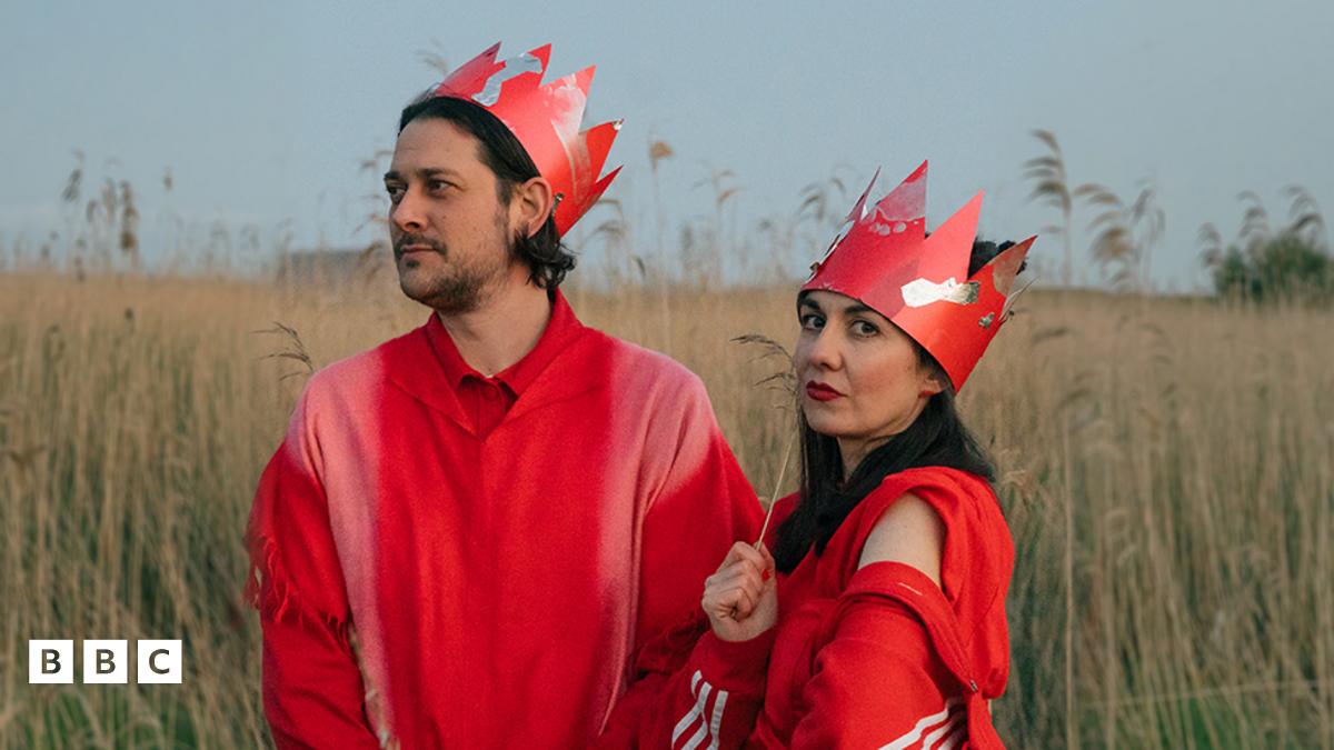 Albym buddugol Rogue Jones wedi ei ysbrydoli gan fagu plant - BBC Cymru Fyw