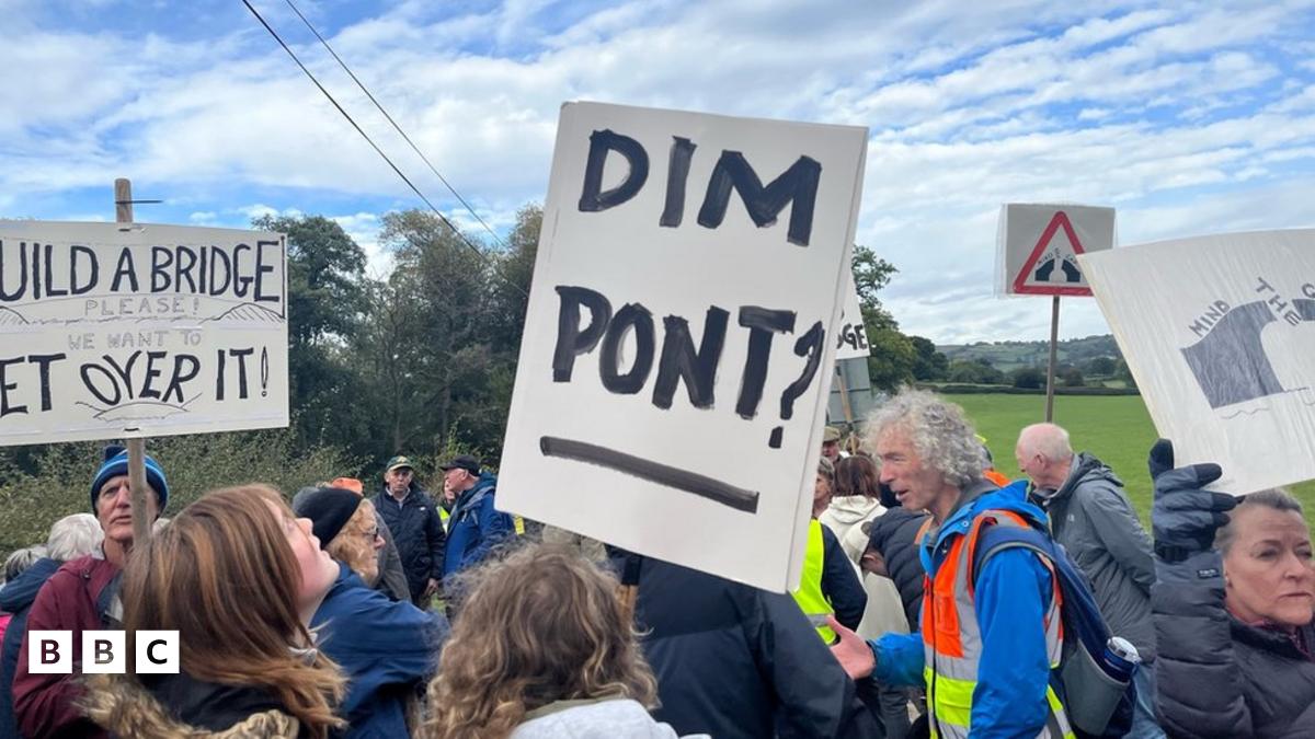 Pont Llannerch: Cyngor Sir Ddinbych yn 'llusgo'u traed' - BBC Cymru Fyw