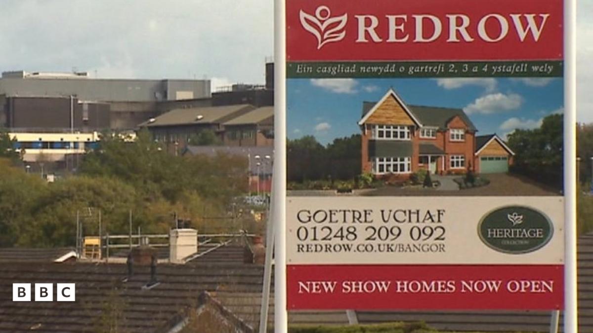 Cwmni adeiladu Barrat i brynu Redrow o'r gogledd - BBC Cymru Fyw