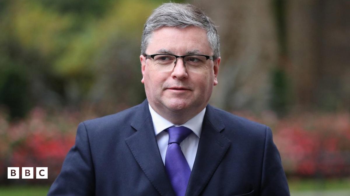 Syr Robert Buckland yn aros fel Ysgrifennydd Cymru - BBC Cymru Fyw