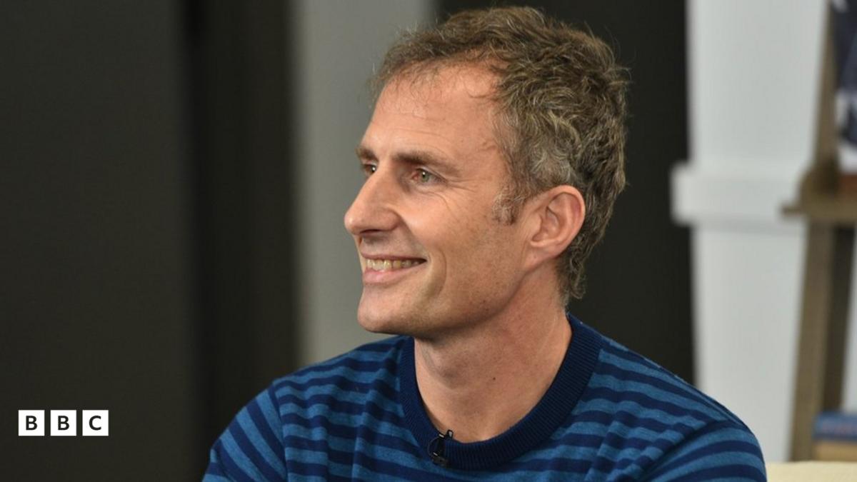 Euros Lyn: 'Pwysig dweud rhywbeth am fod yn Gymro ac yn hoyw' - BBC ...