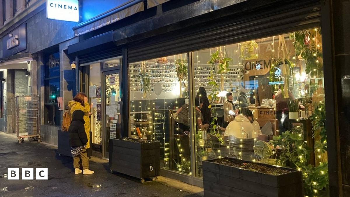 Gwŷs cyngor i sinema sy'n anwybyddu gorchymyn i gau - BBC Cymru Fyw