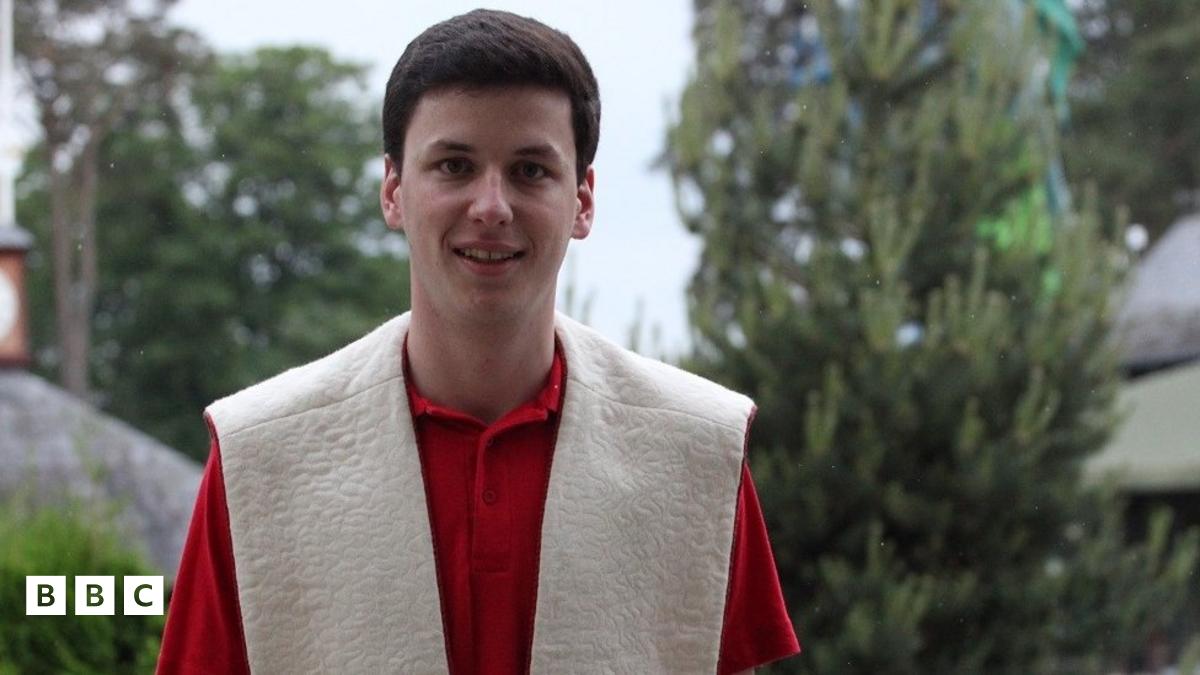 Osian Wyn Owen yn ennill cadair Eisteddfod yr Urdd 2018 - BBC Cymru Fyw