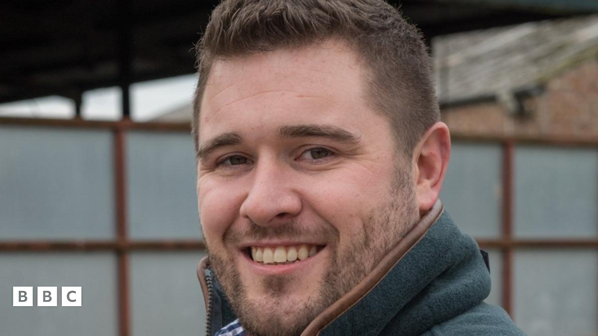 Y dyn sy'n ffermio mewn cadair olwyn - BBC Cymru Fyw