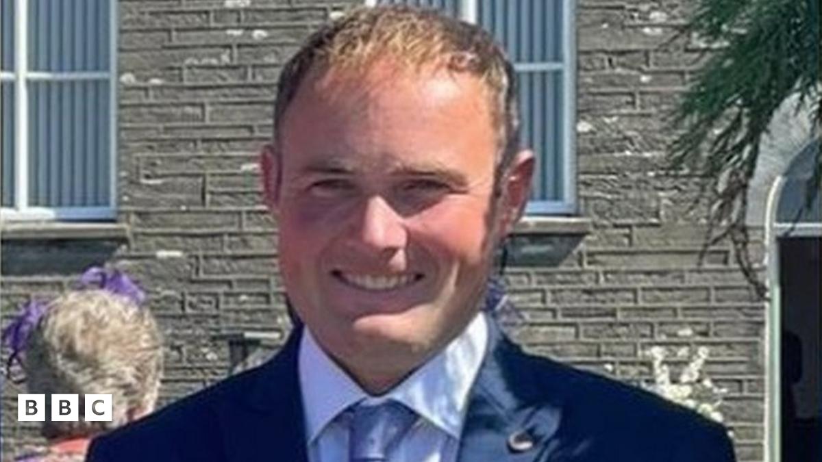 Teyrnged i ddyn 'caredig ac annwyl' a fu farw ar yr A40 - BBC Cymru Fyw