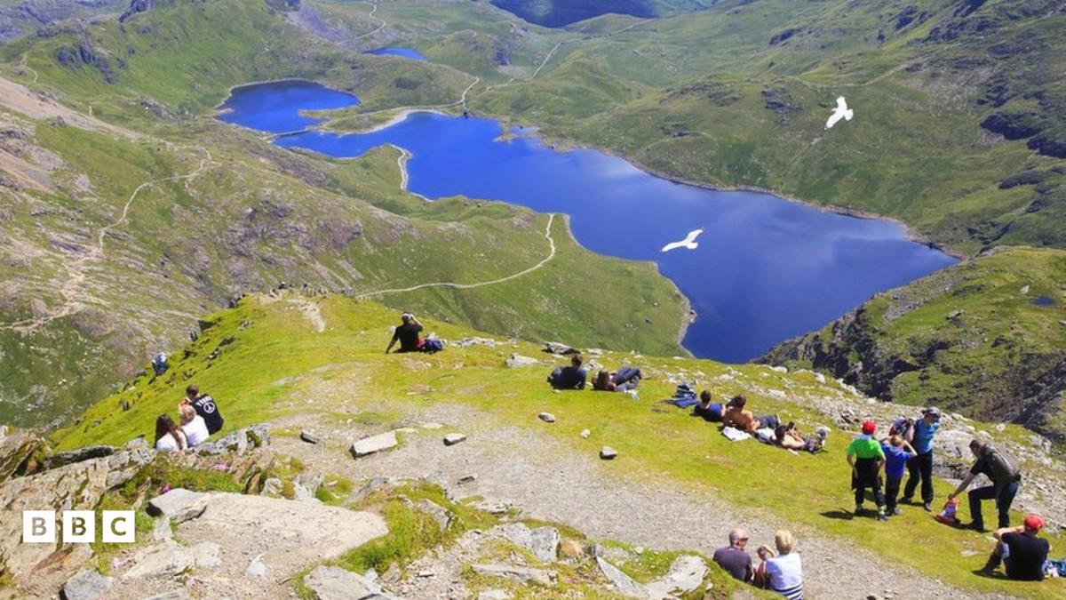 Lansio ymgyrch ar gyfer Wyddfa di-blastig - BBC Cymru Fyw