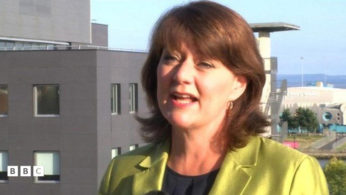 Leanne Wood yn 'chwerw' nad yw'n medru'r Gymraeg - BBC Cymru Fyw