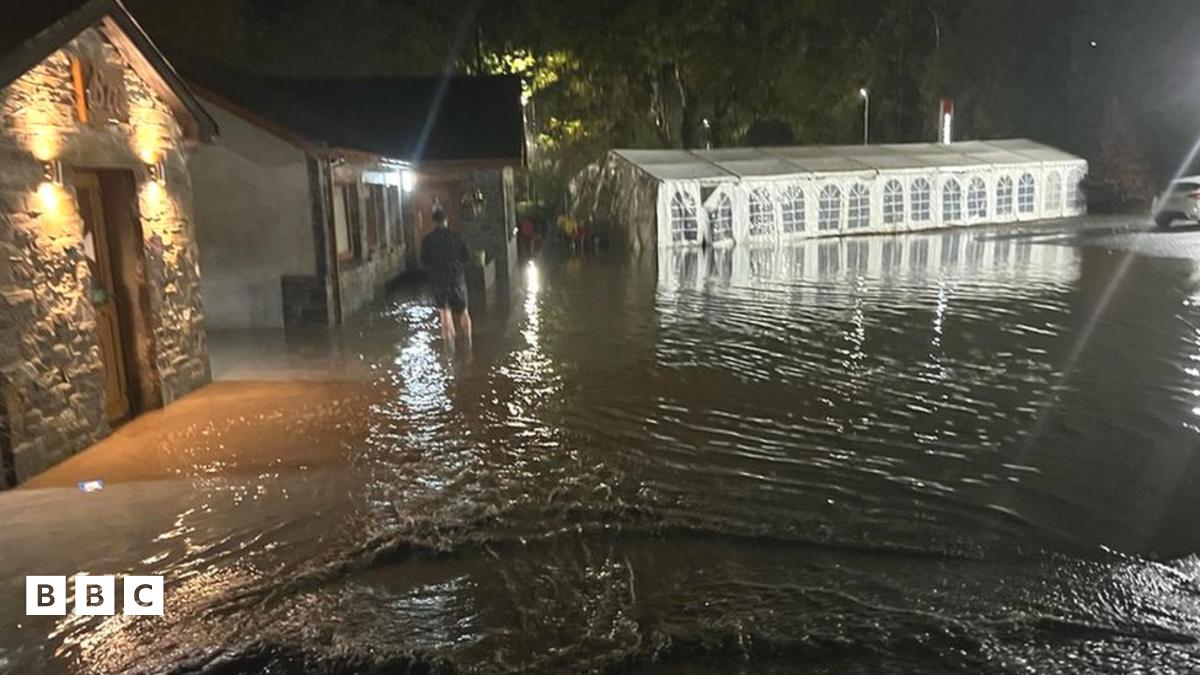 Llifogydd yn taro busnesau a rhybudd bod mwy i ddod - BBC Cymru Fyw