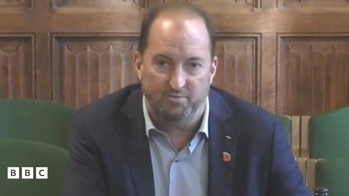 'Angen i S4C greu llai o gynnwys,' medd Guto Harri - BBC Cymru Fyw