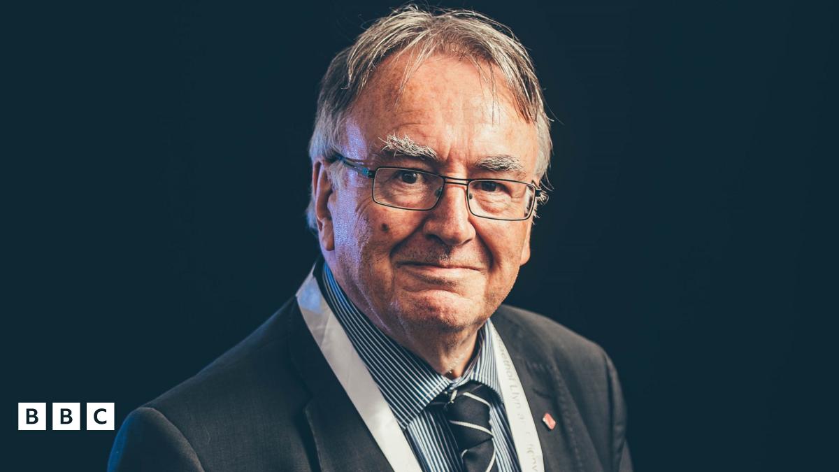 Yr Athro Alan Shore yn derbyn y Fedal Wyddoniaeth - BBC Cymru Fyw